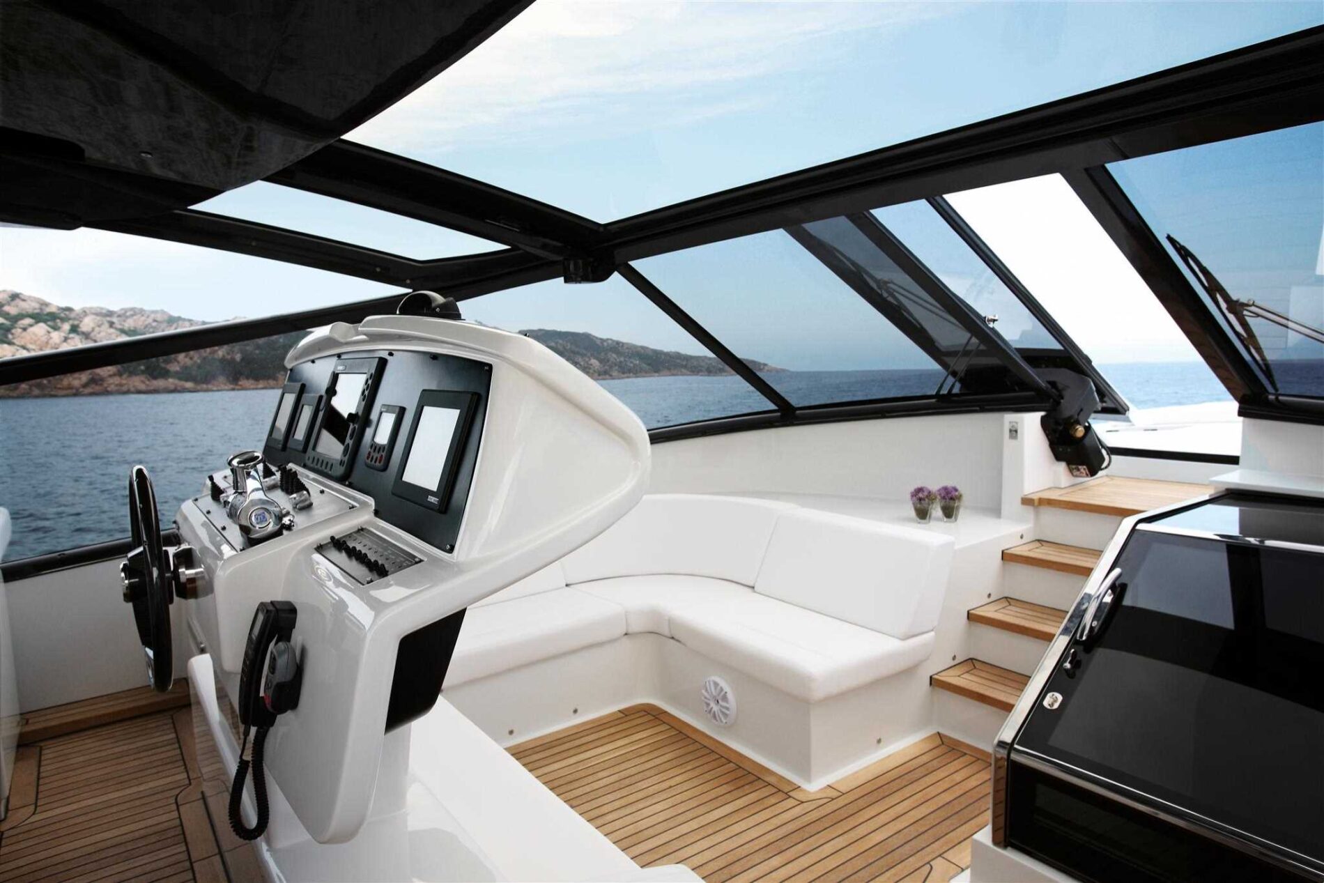 Itama 75 – MennYacht – Your Yachting Partner