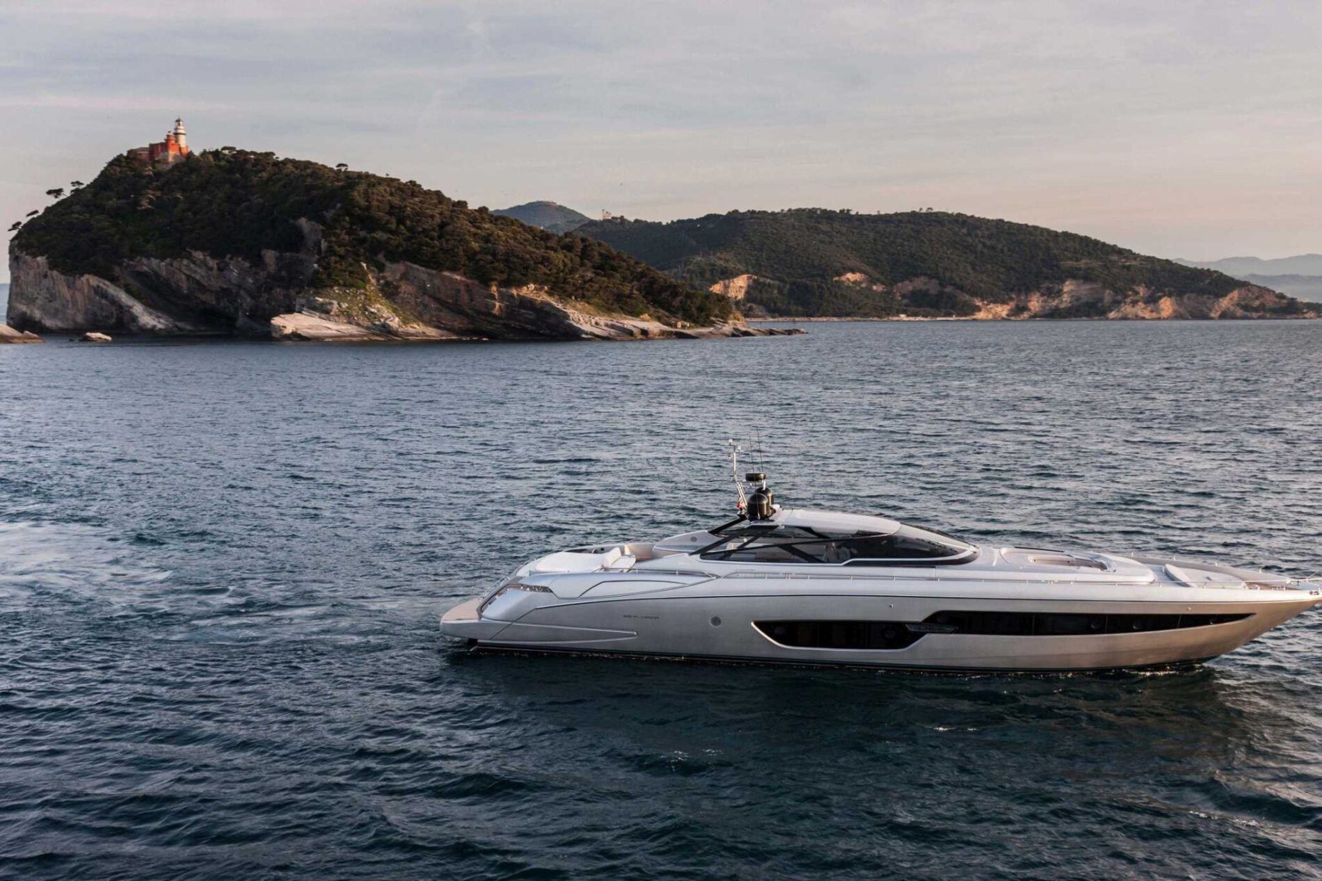 Riva 88′ Florida – MennYacht – Your Yachting Partner