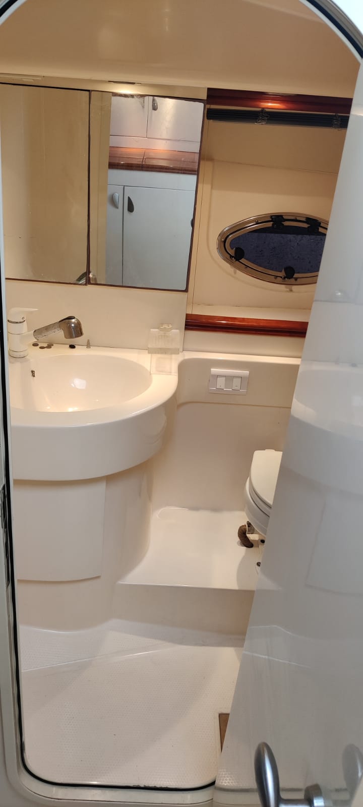 Pershing 37 – MennYacht – Your Yachting Partner