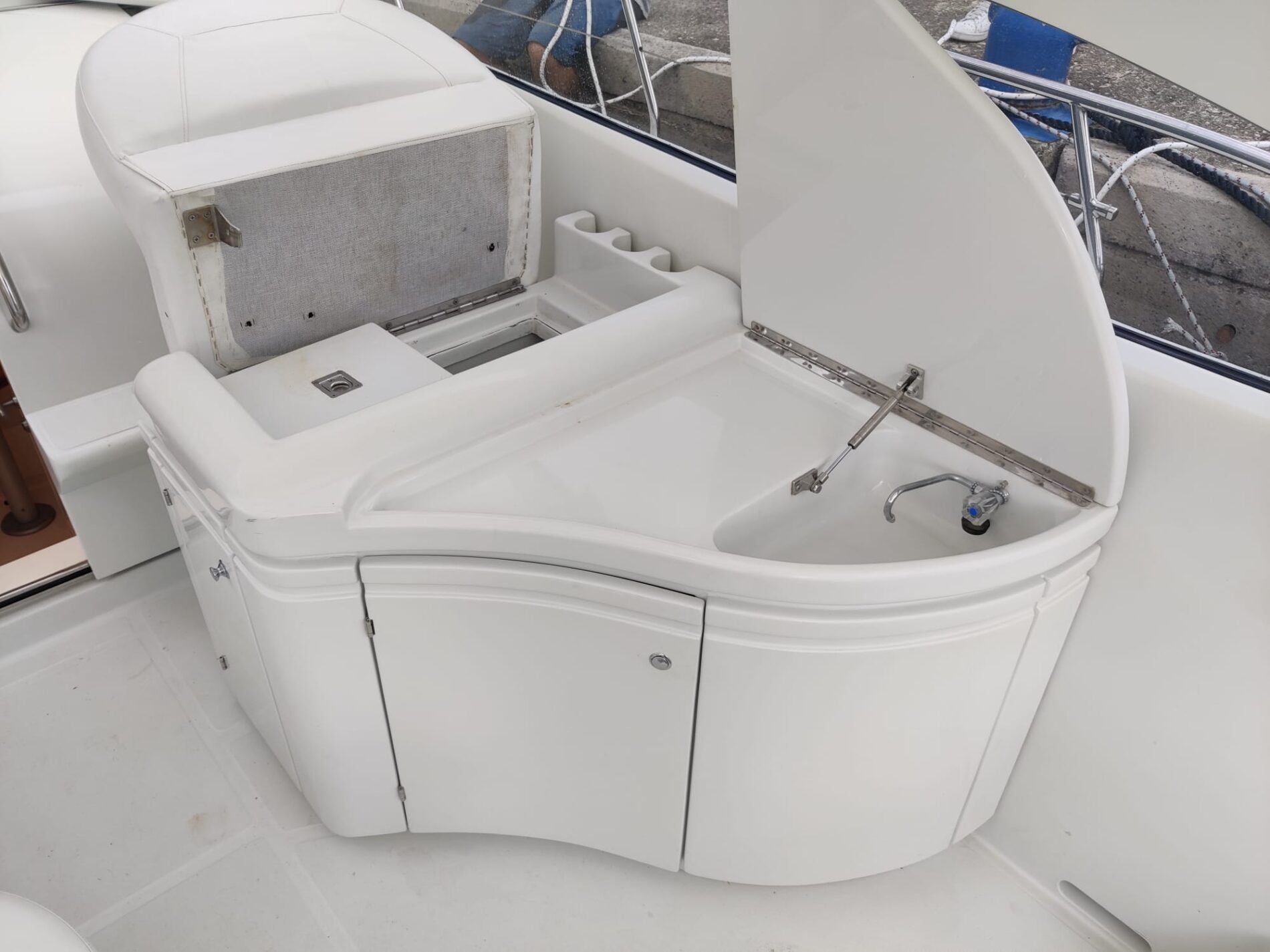 Pershing 37 – MennYacht – Your Yachting Partner