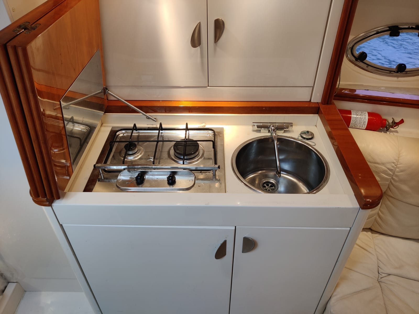 Pershing 37 – MennYacht – Your Yachting Partner