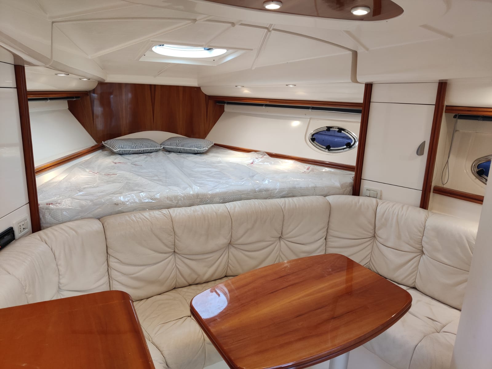 Pershing 37 – MennYacht – Your Yachting Partner
