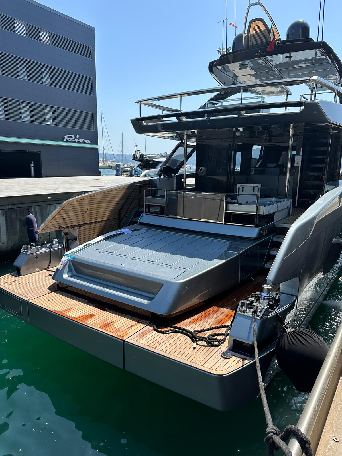 NEW RIVA 82’ DIVA: THE FLYBRIDGE WITH ENDLESS OUTDOOR SPACE – MennYacht ...