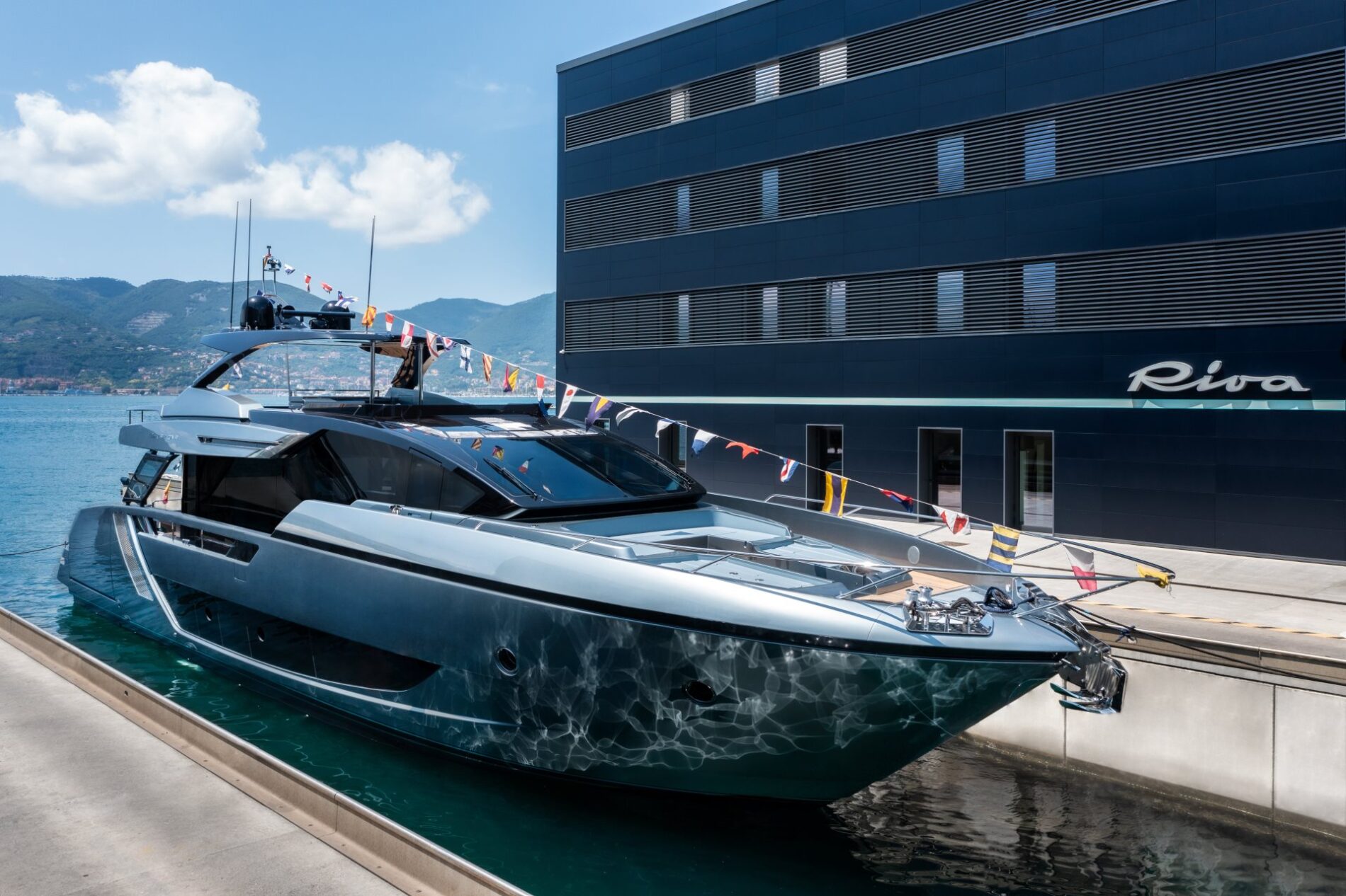 NEW RIVA 82’ DIVA: THE FLYBRIDGE WITH ENDLESS OUTDOOR SPACE – MennYacht ...